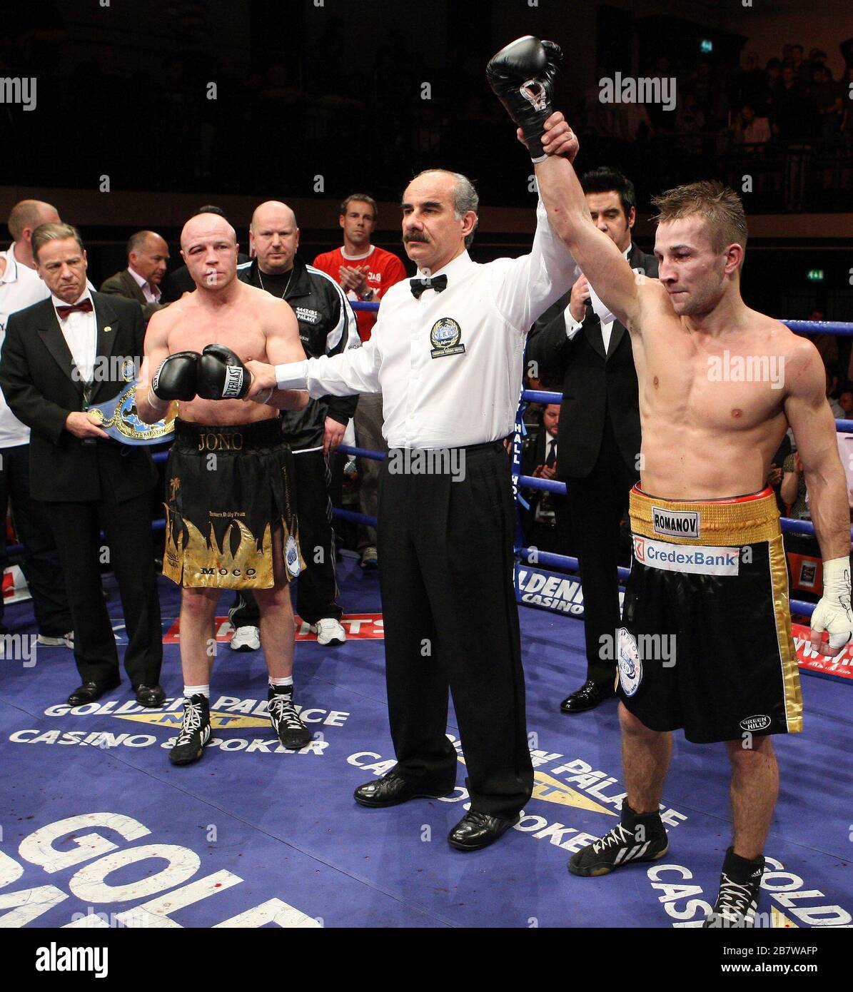 Jon Thaxton pulled out by his corner in the 5th round after sustaining ...