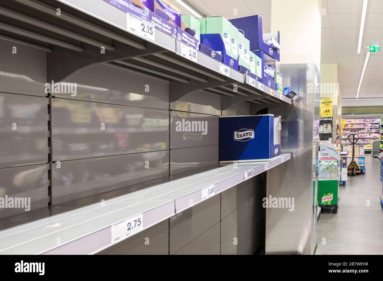 Discounter shelves hi-res stock photography and images - Alamy