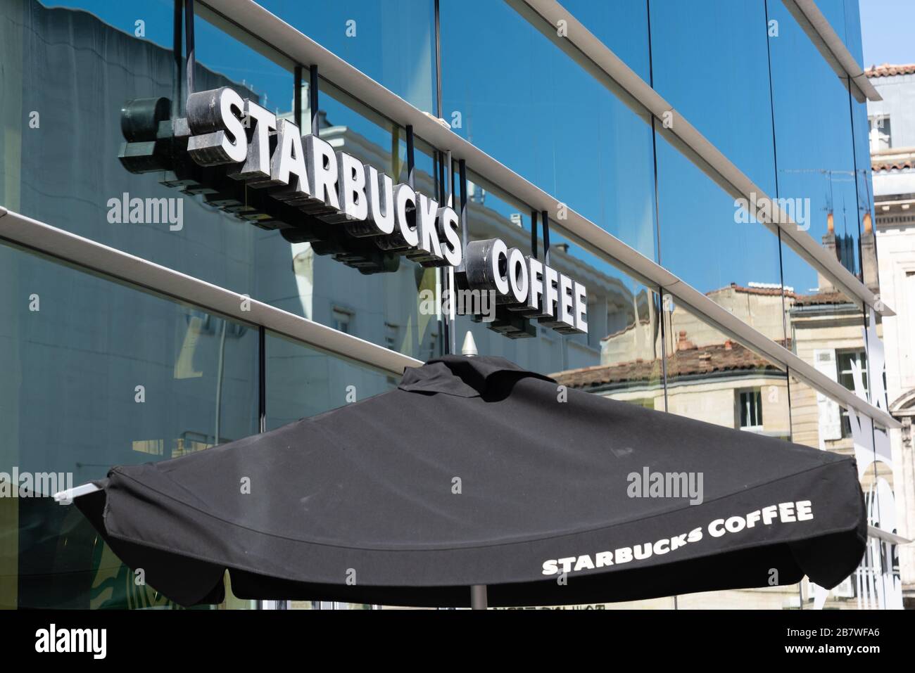Famous starbucks cafes hi-res stock photography and images - Alamy