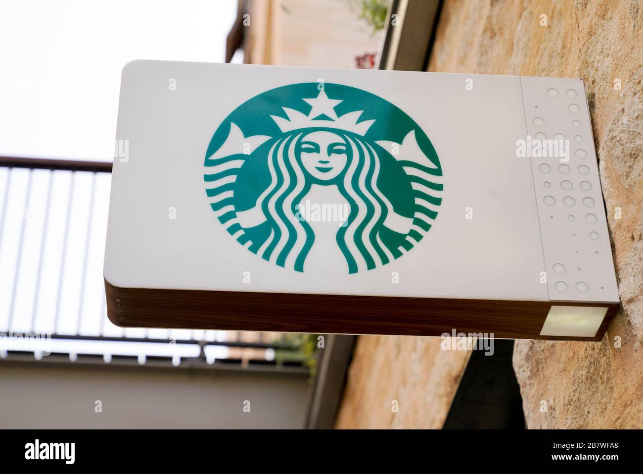 Illuminated starbucks coffee logo hi-res stock photography and images ...