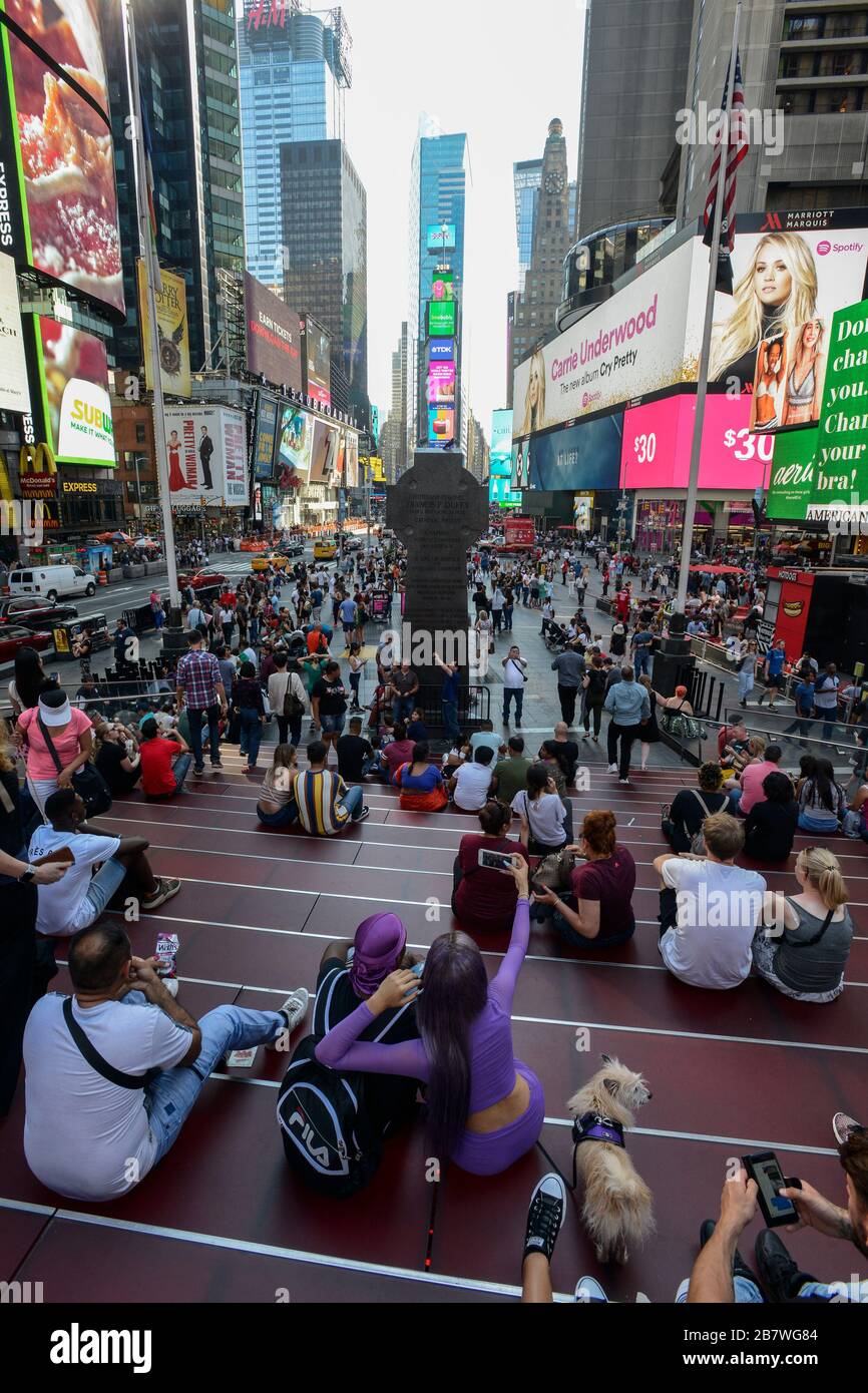 Time square crowd hi-res stock photography and images - Alamy