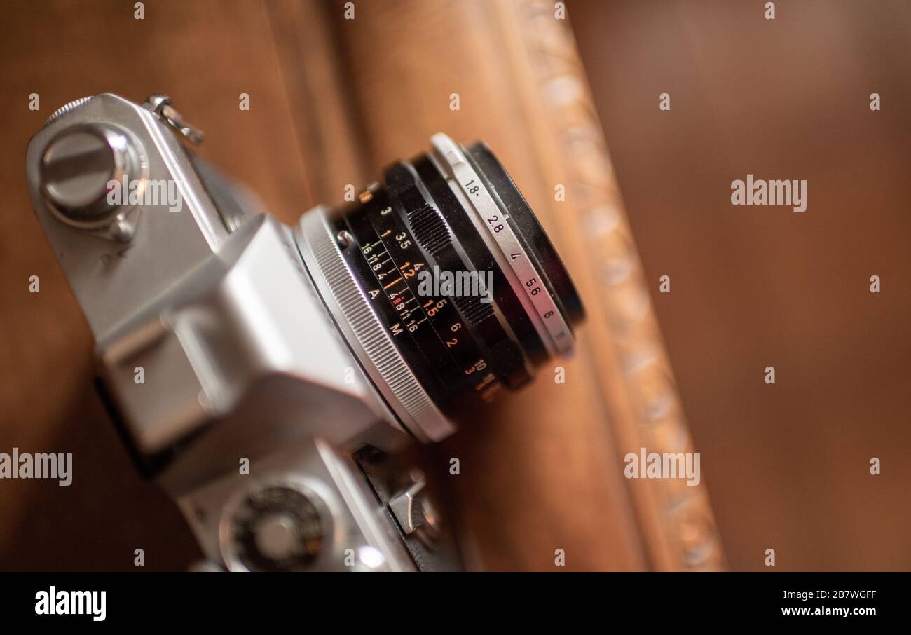 vintage analog f35mm film camera from 1960s Stock Photo - Alamy