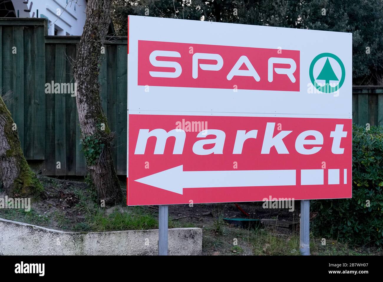 Spar convenience food store hi-res stock photography and images - Alamy