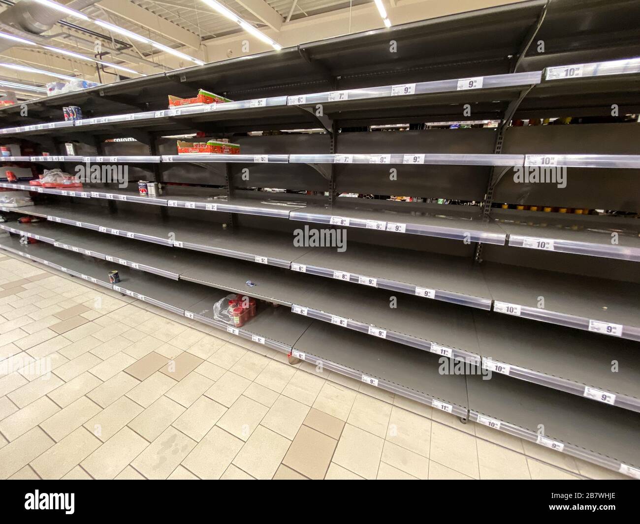 Food cans hi-res stock photography and images - Alamy