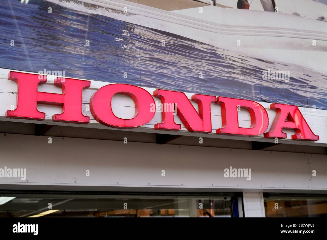 Honda logo sign white hi-res stock photography and images - Alamy