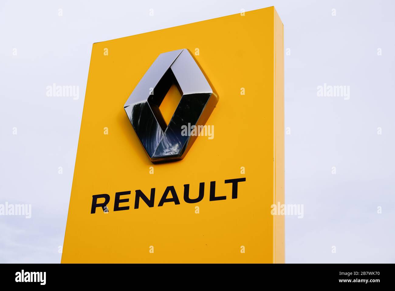 Bordeaux , Aquitaine / France - 10 17 2019 : renault car sign logo on ...