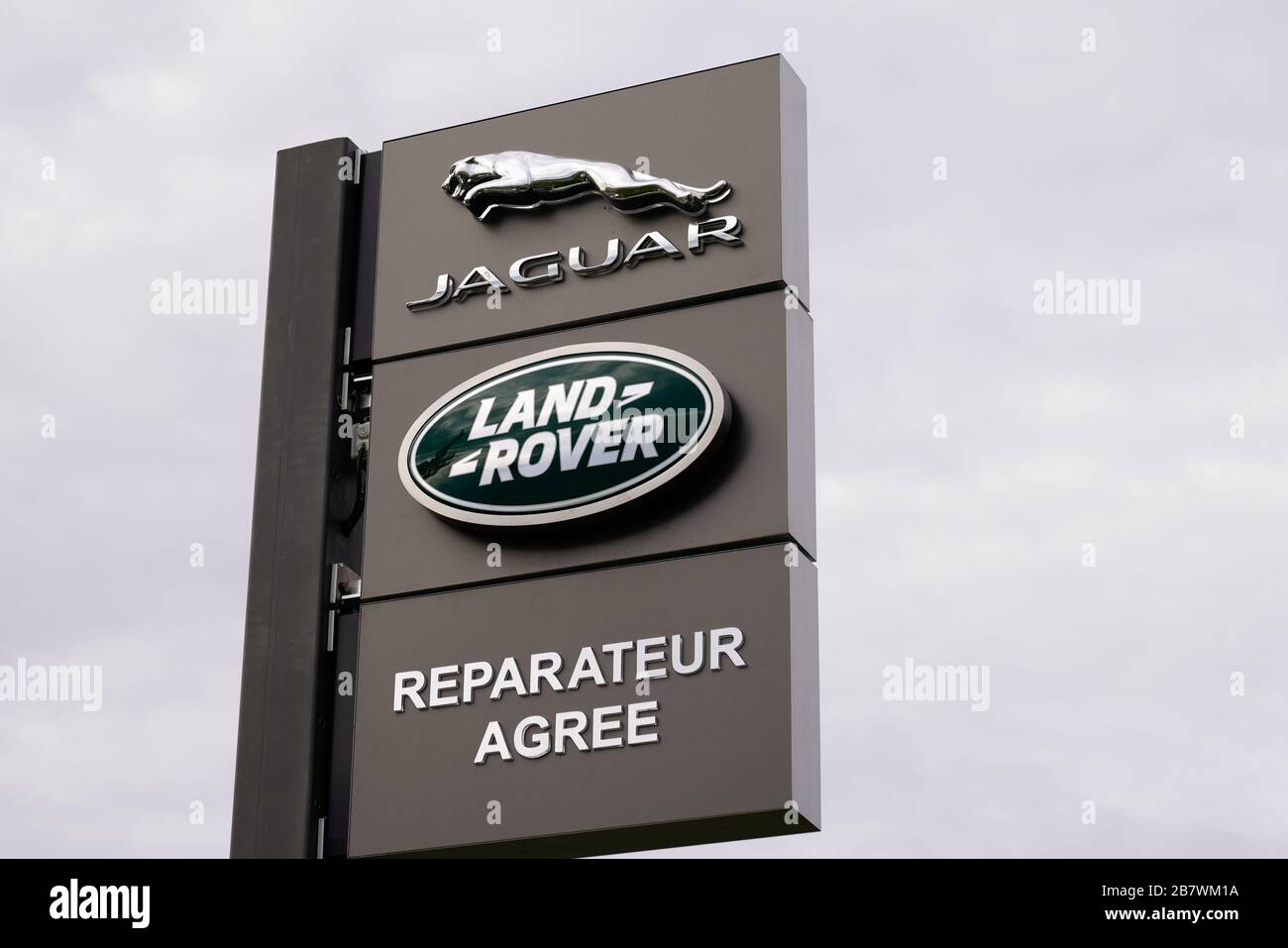 Jaguar sign hi-res stock photography and images - Alamy