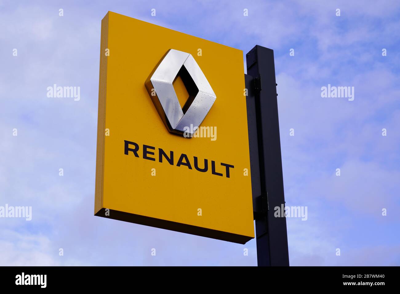 Renault badge shop store hi-res stock photography and images - Alamy