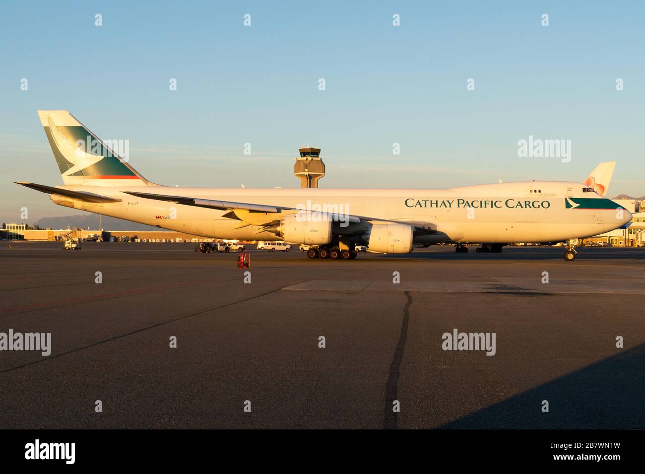 Cathay pacific cargo 747 8 hi-res stock photography and images - Alamy