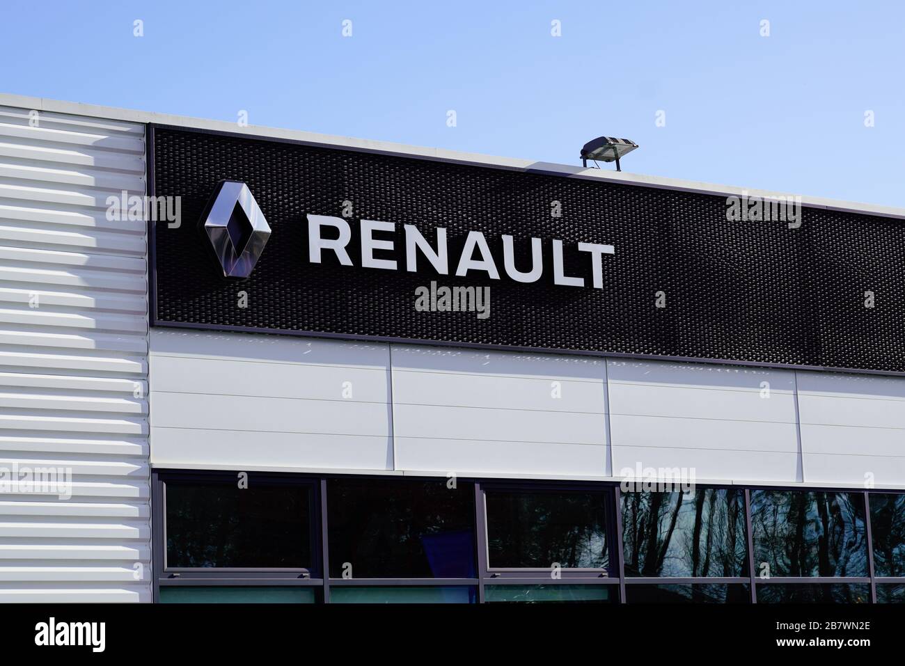 Bordeaux , Aquitaine / France - 01 09 2020 : car renault sign logo on ...
