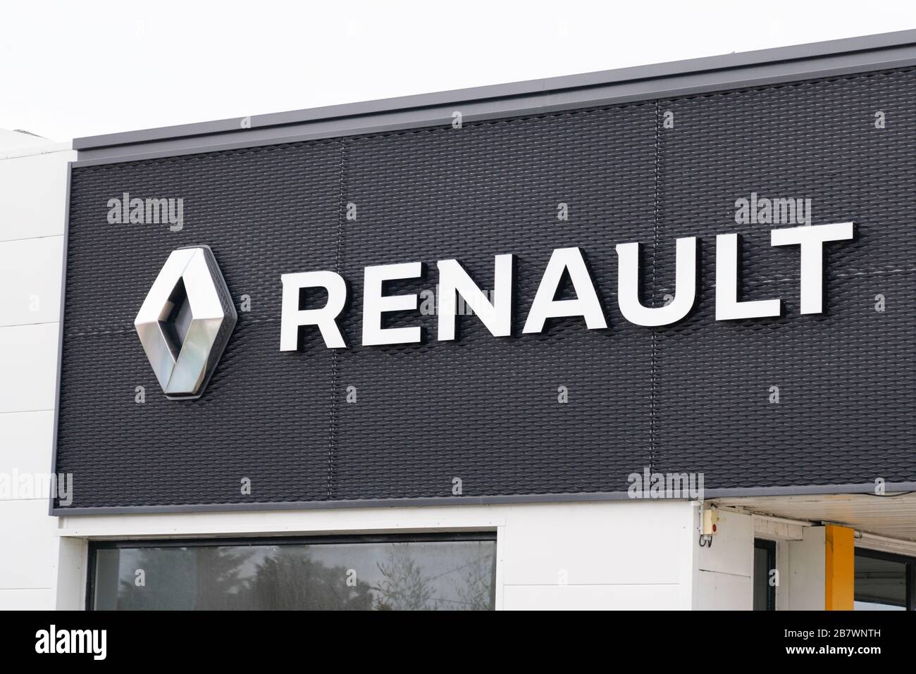 Bordeaux , Aquitaine / France - 01 15 2020 : renault brand sign logo on ...