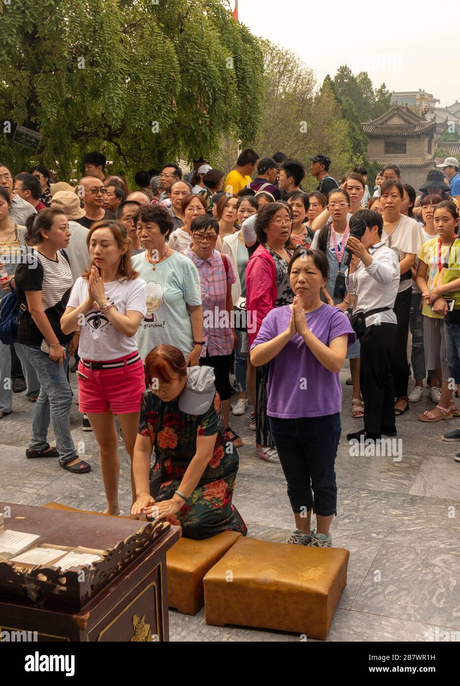 pilgrims praying,Daci'en Buddhist Temple, Xian, China Stock Photo - Alamy
