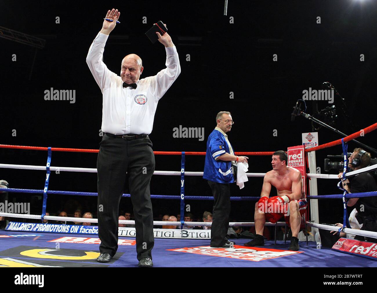 Tom Dallas (black shorts) defeats Yavor Marinchev in a Heavyweight ...