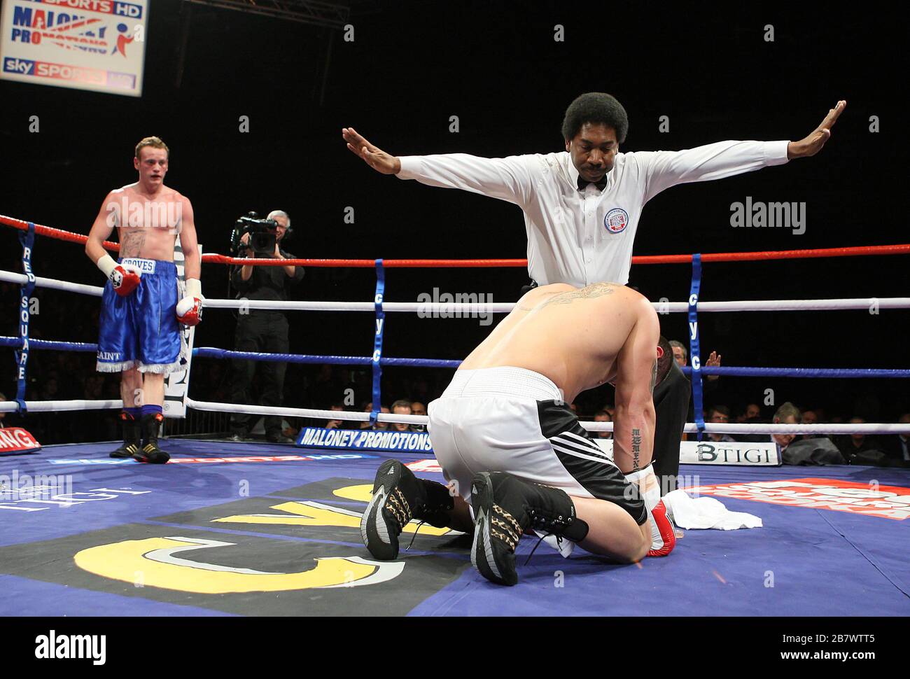 George Groves (blue shorts) defeats Grigor Sarohanian in a Super ...