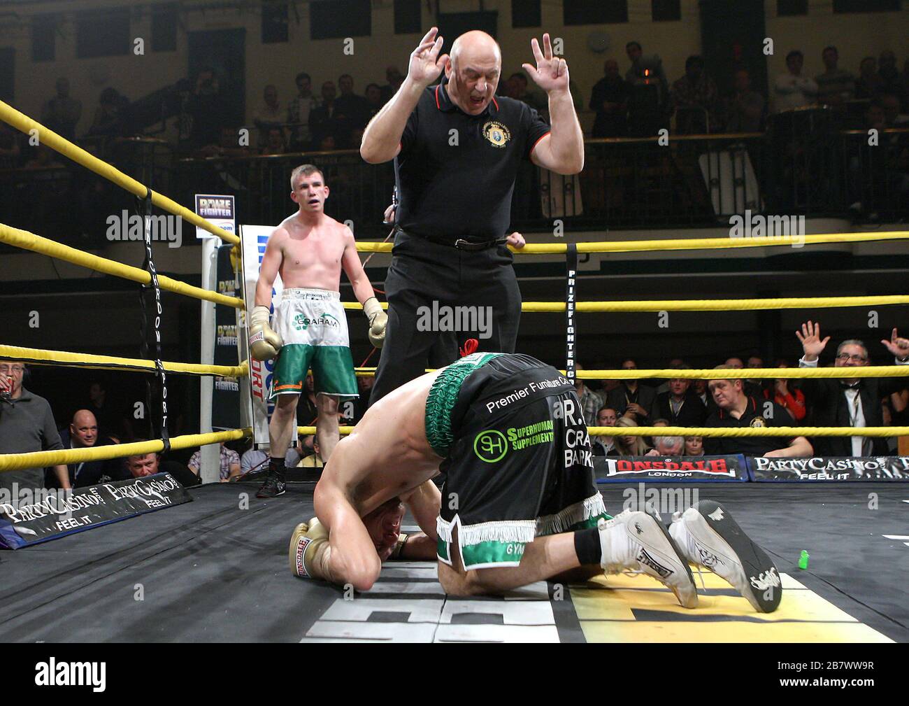 Gary Buckland (white/green shorts) defeats Derry Matthews (green/black ...