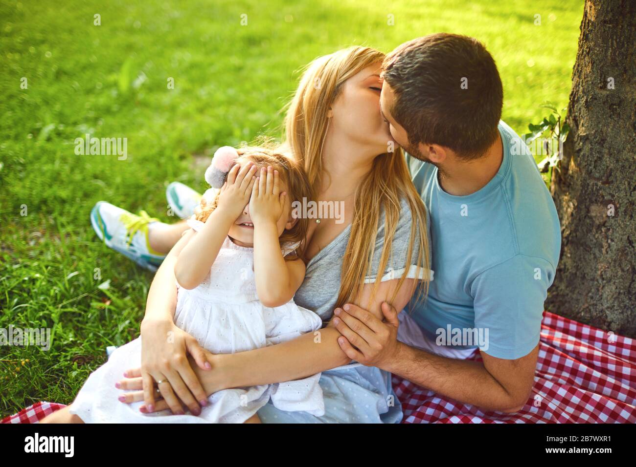 Family kissing hi-res stock photography and images - Alamy