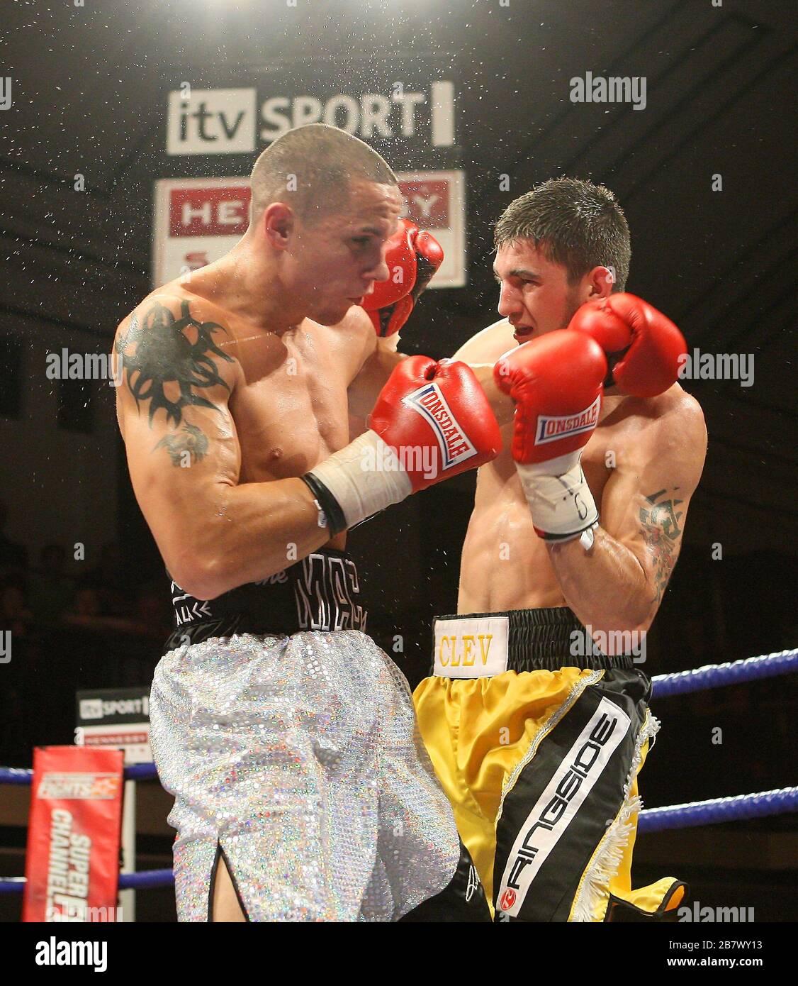 Nathan Cleverly (Cefn Forest, black/yellow shorts) defeats Danny ...