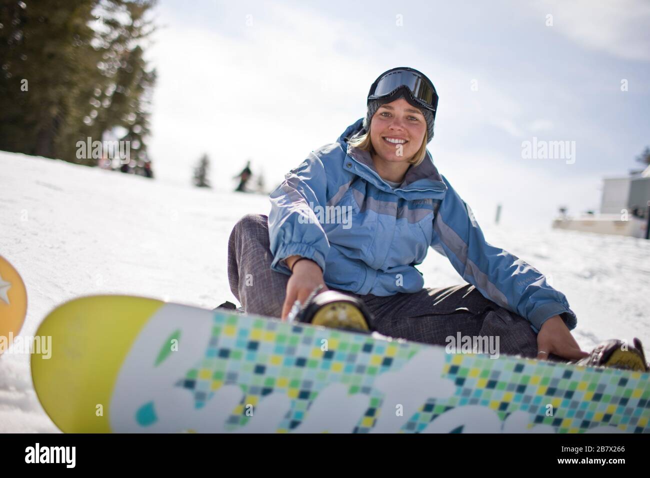 Snowboarders sitting on slope hi-res stock photography and images - Alamy