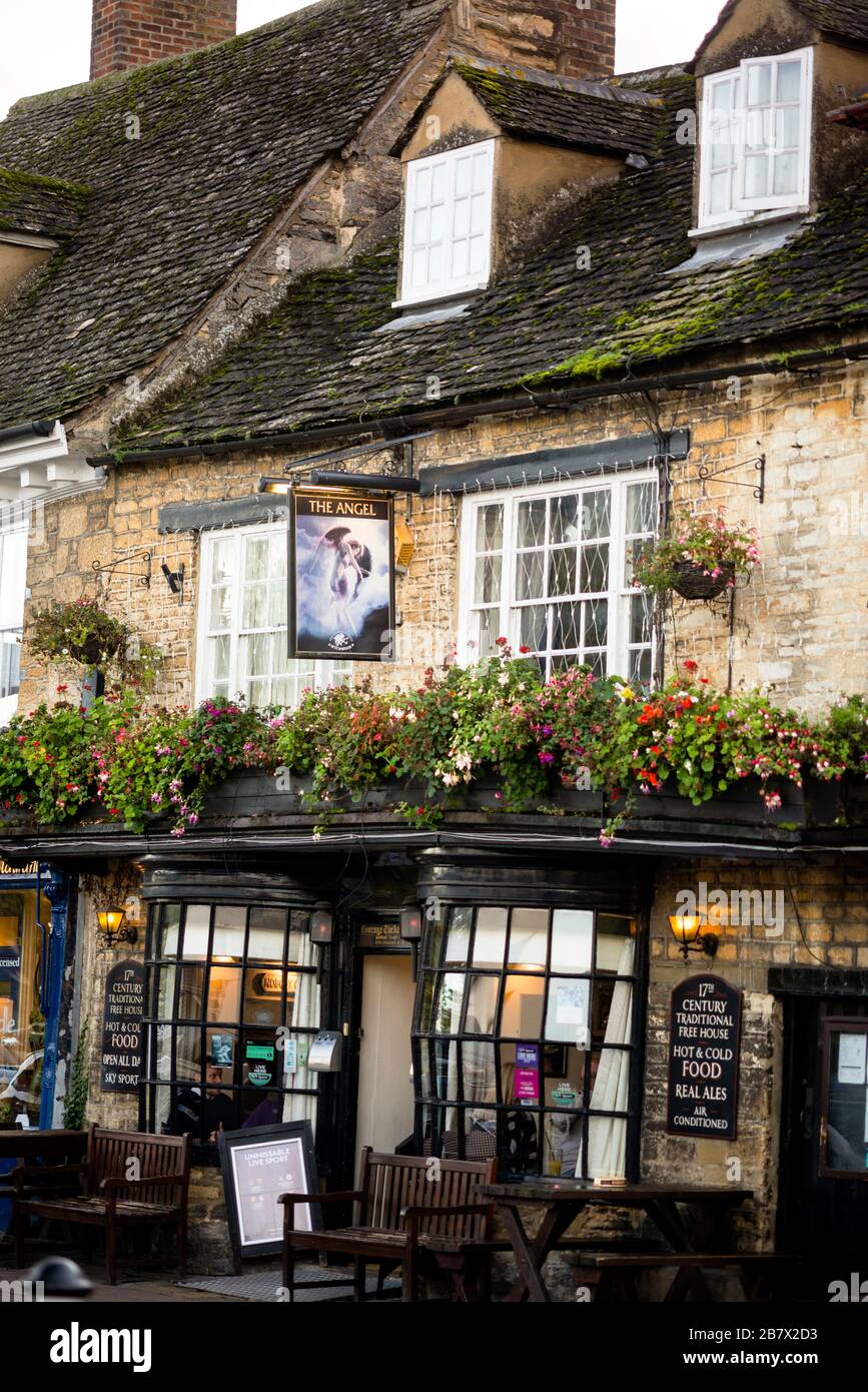 Classic english country pub hi-res stock photography and images - Alamy