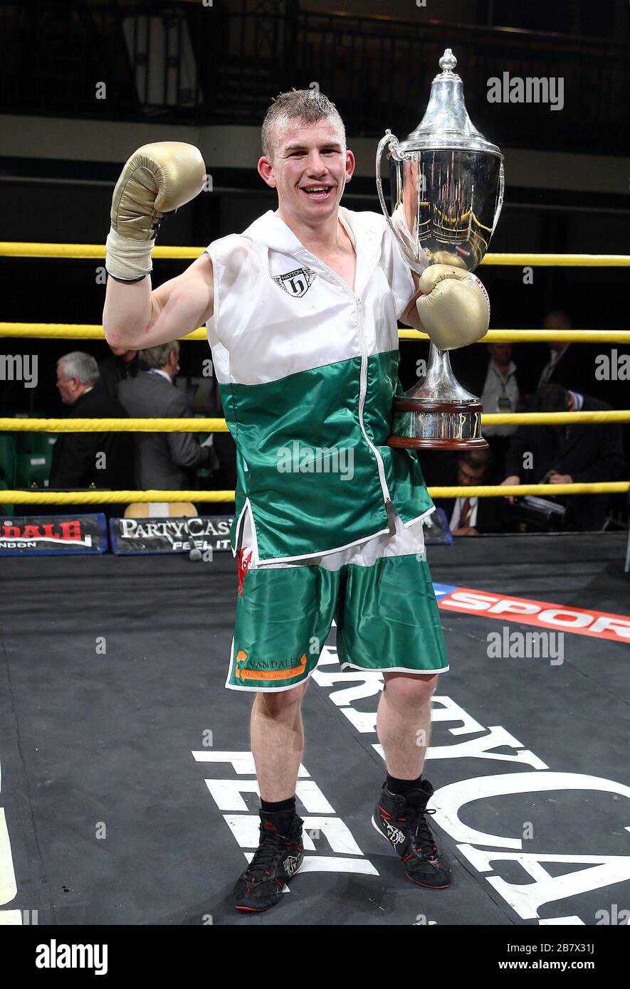 Gary Buckland (white/green shorts) defeats Derry Matthews (green/black ...