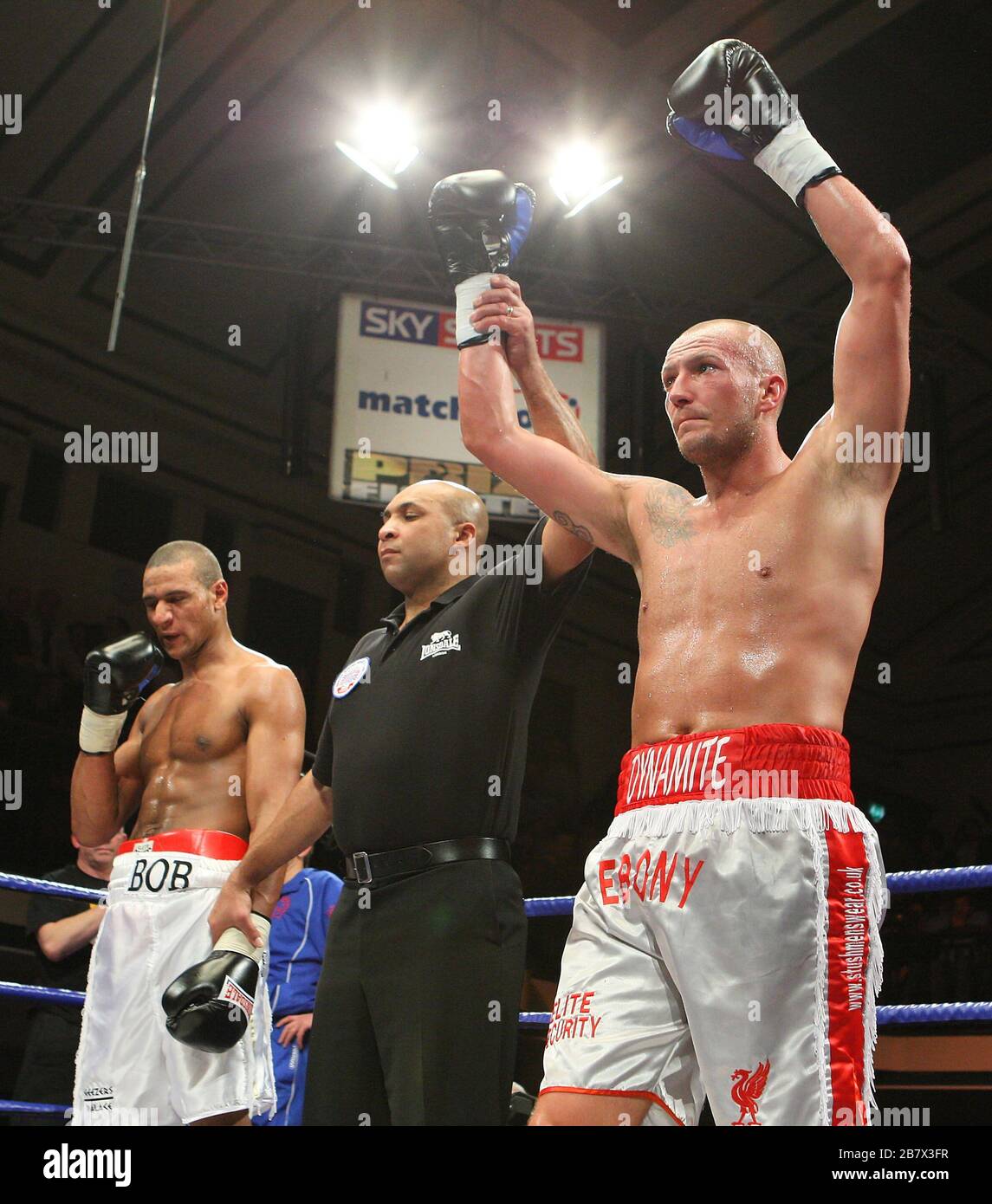 Round 1: Carl Dilks (Liverpool, red/white shorts) defeats Bob Ajisafe ...
