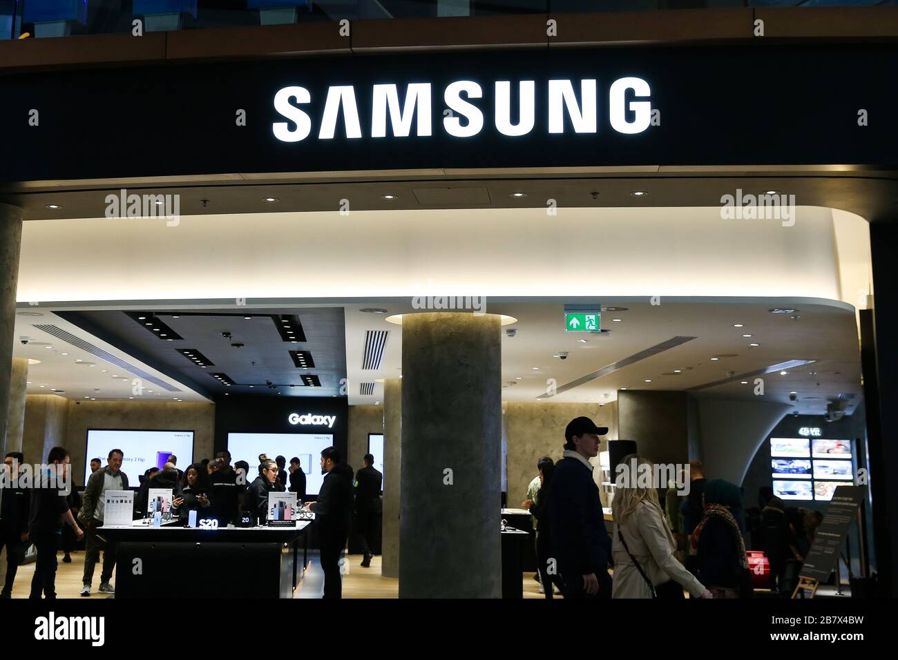 Samsung tvs store hi-res stock photography and images - Alamy