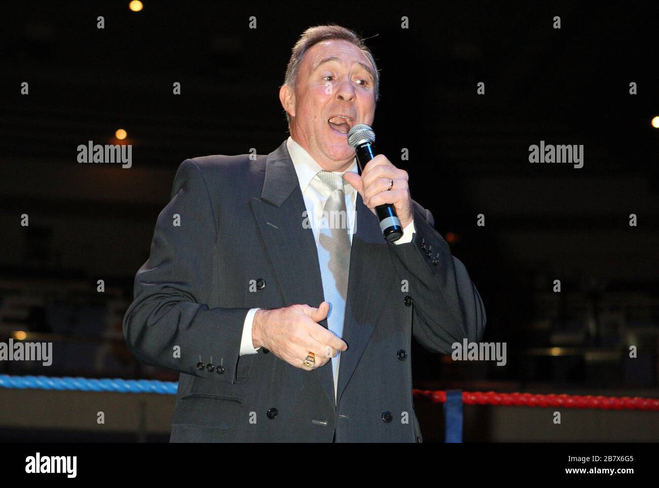 John H Stracey sings prior to a boxing show at the Troxy, Limehouse ...