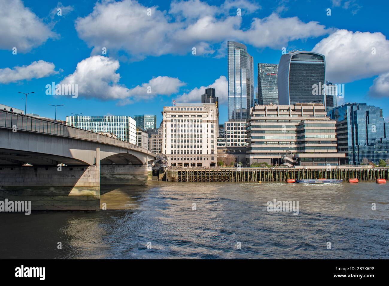 LONDON BRIDGE OVER RIVER THAMES A VIEW ACROSS TO BUILDINGS ON LOWER ...