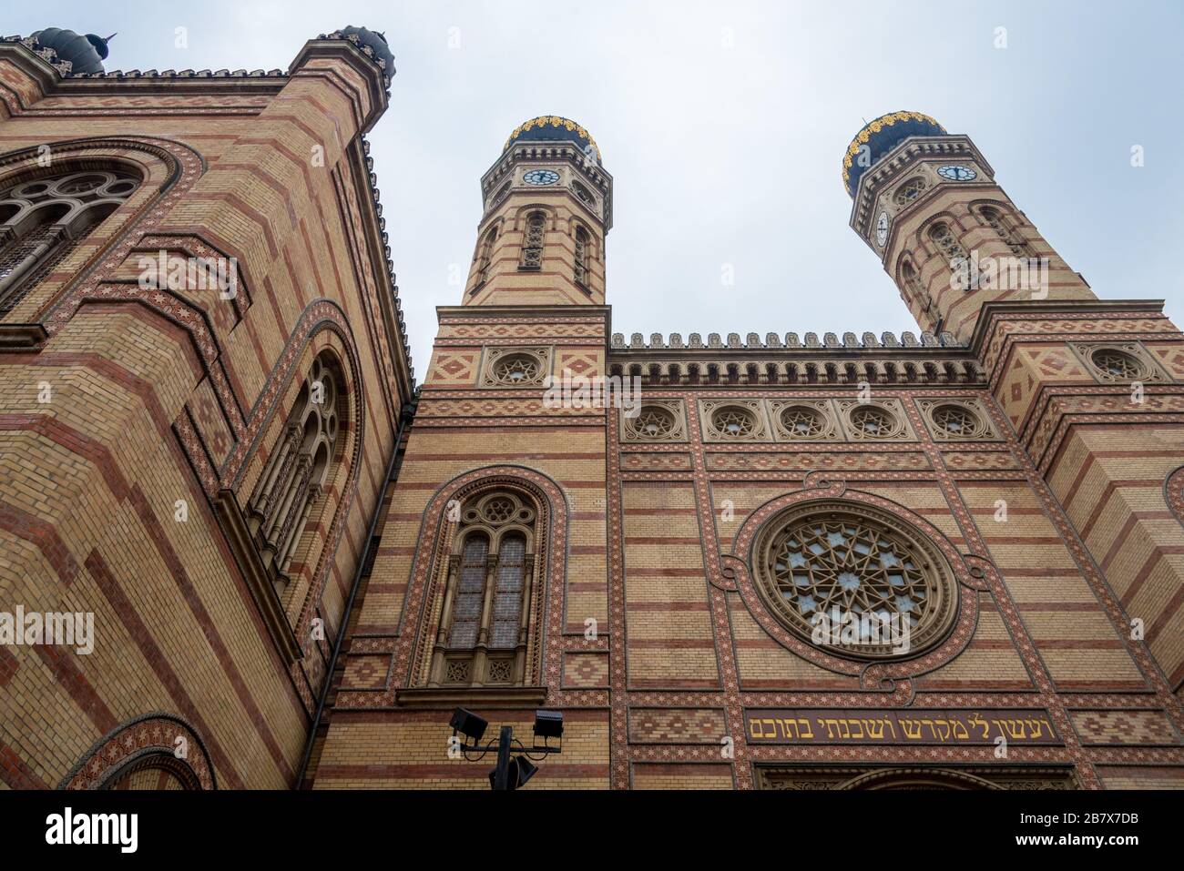 Orthodox synagogue budapest hi-res stock photography and images - Alamy