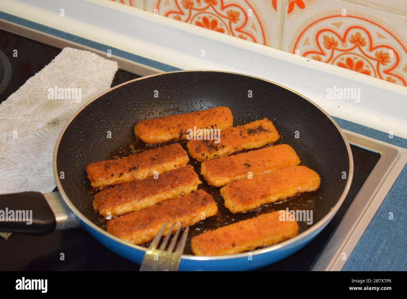 Fish fingers in a pan hi-res stock photography and images - Alamy