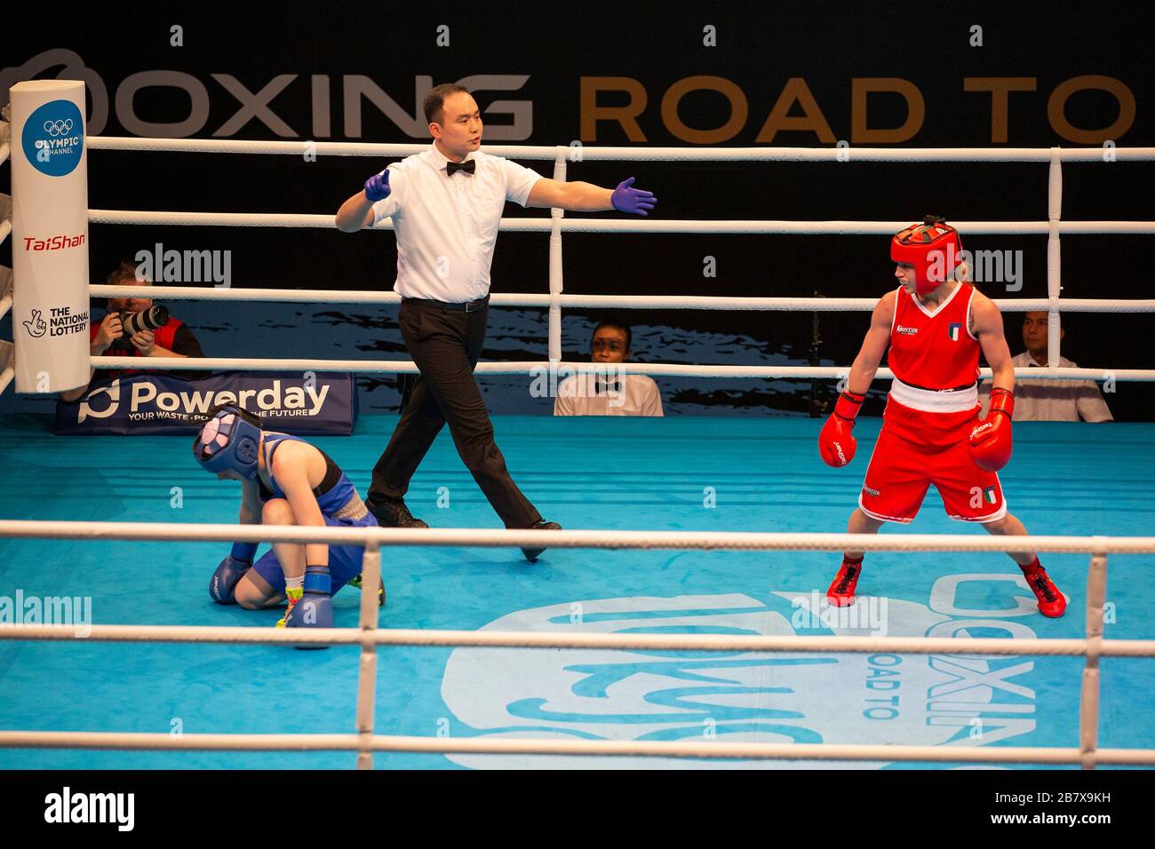 Womens boxing hi-res stock photography and images - Alamy