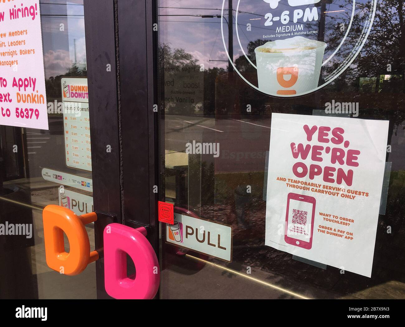Dunkin donuts drive thru hi-res stock photography and images - Alamy