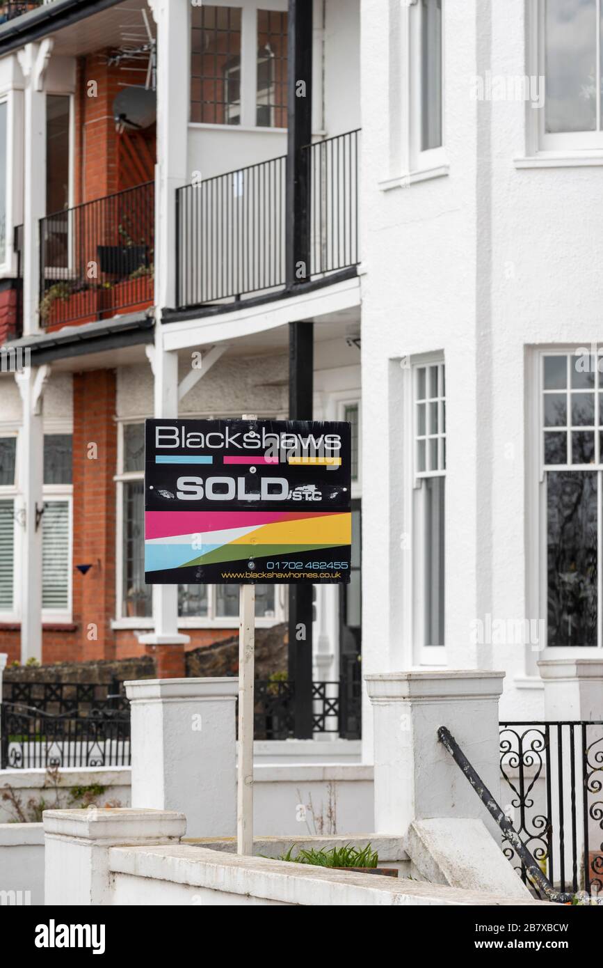 Real estate agent sold sign hi-res stock photography and images - Alamy