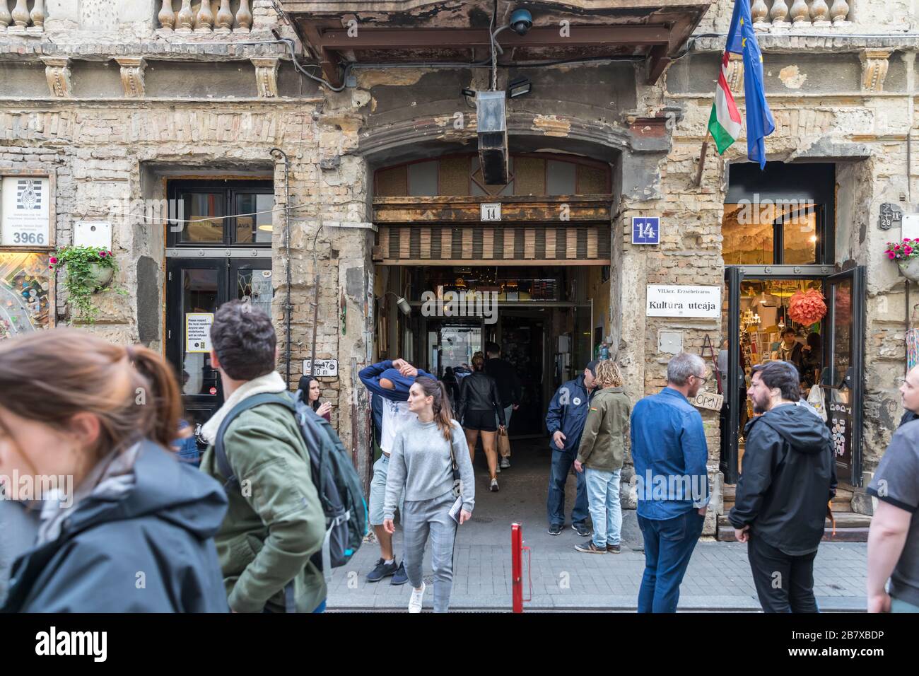 Budapest jewish quarter ruin bar hi-res stock photography and images ...