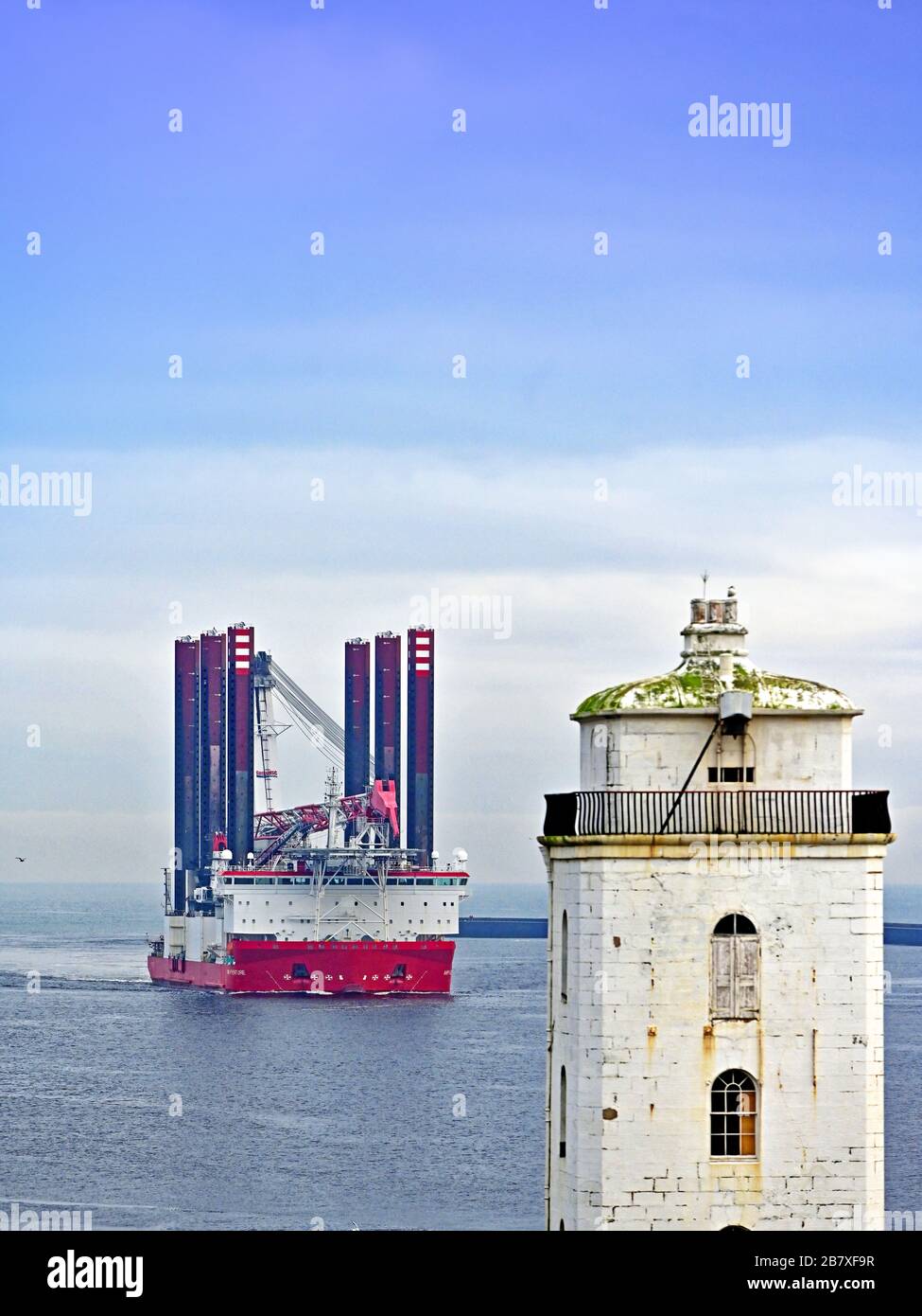 MPI Adventure jack up rig supply ship entering the river Tyne Stock ...