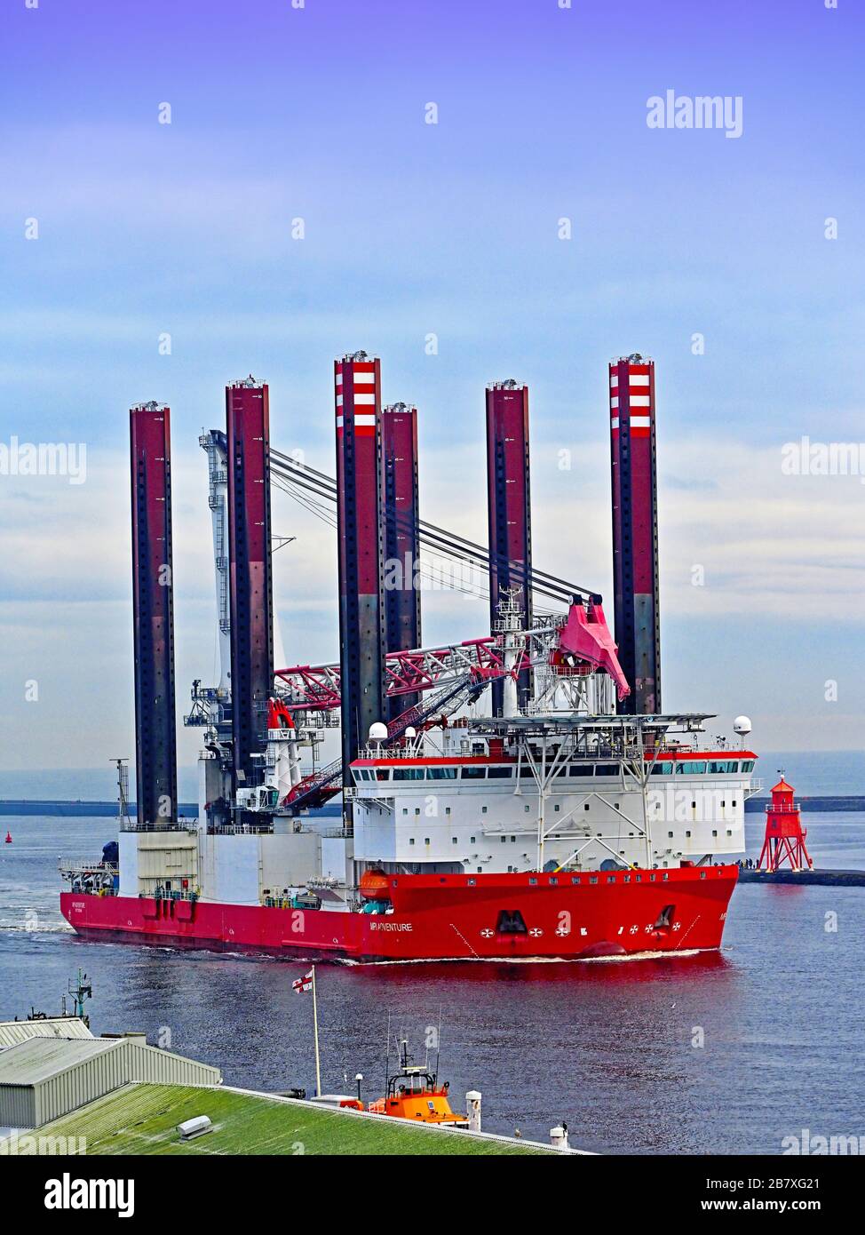 MPI Adventure jack up rig supply ship entering the river Tyne Stock ...