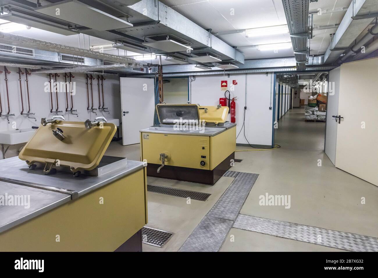 1970s hospital kitchen hi-res stock photography and images - Alamy