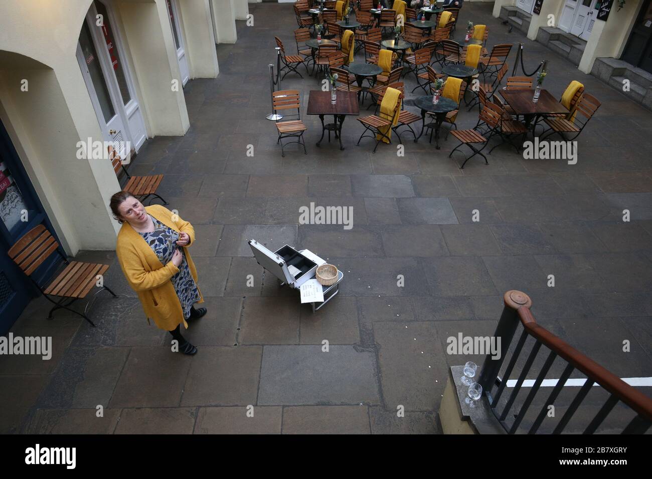 Singer performs to near empty restaurant in covent garden hi-res stock ...