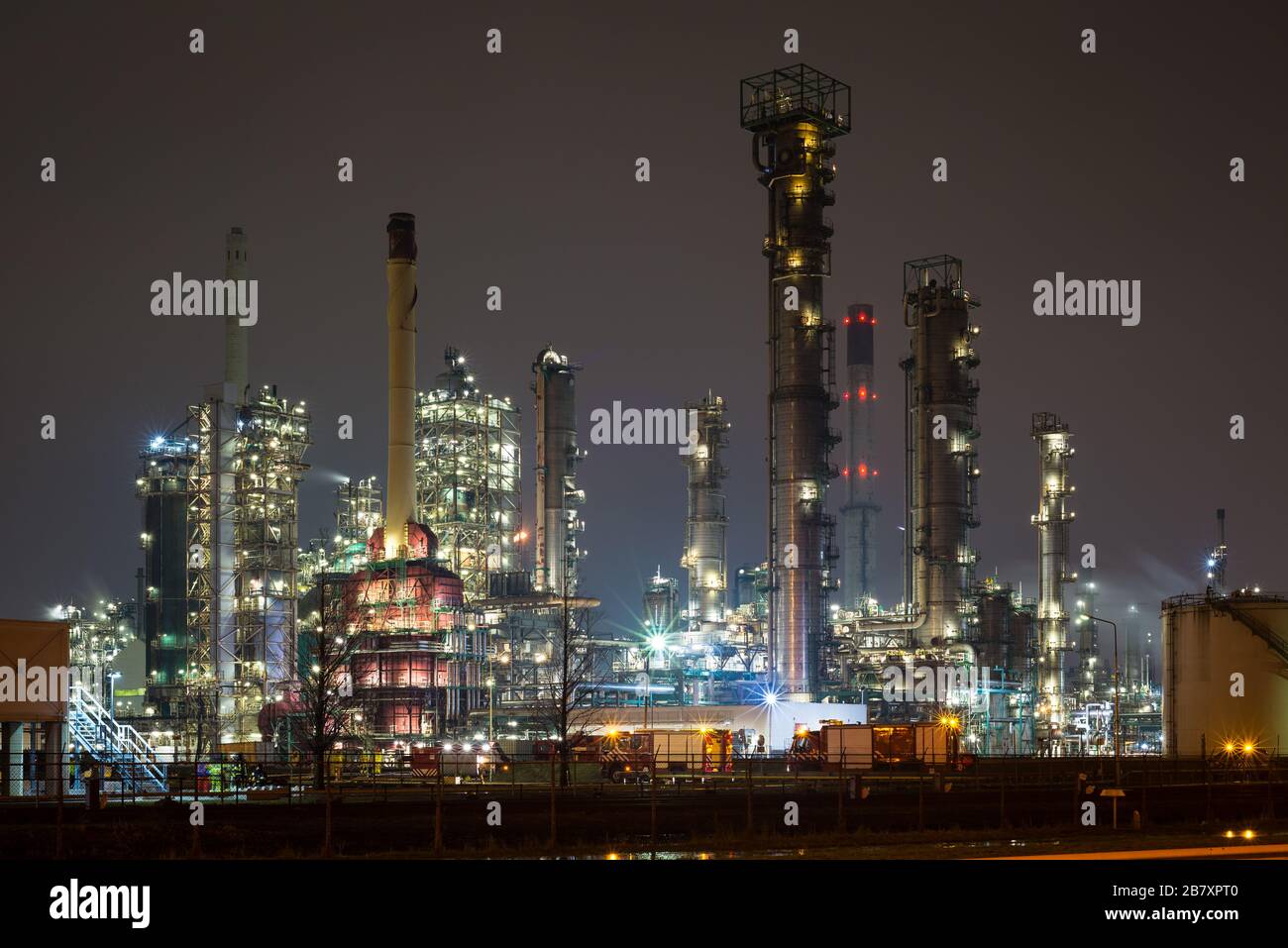 Oil refinery factory night hi-res stock photography and images - Alamy