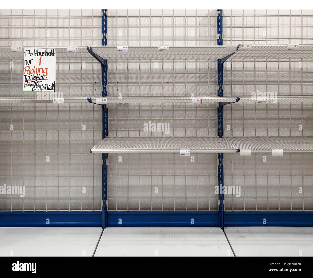 Empty shelf hi-res stock photography and images - Alamy