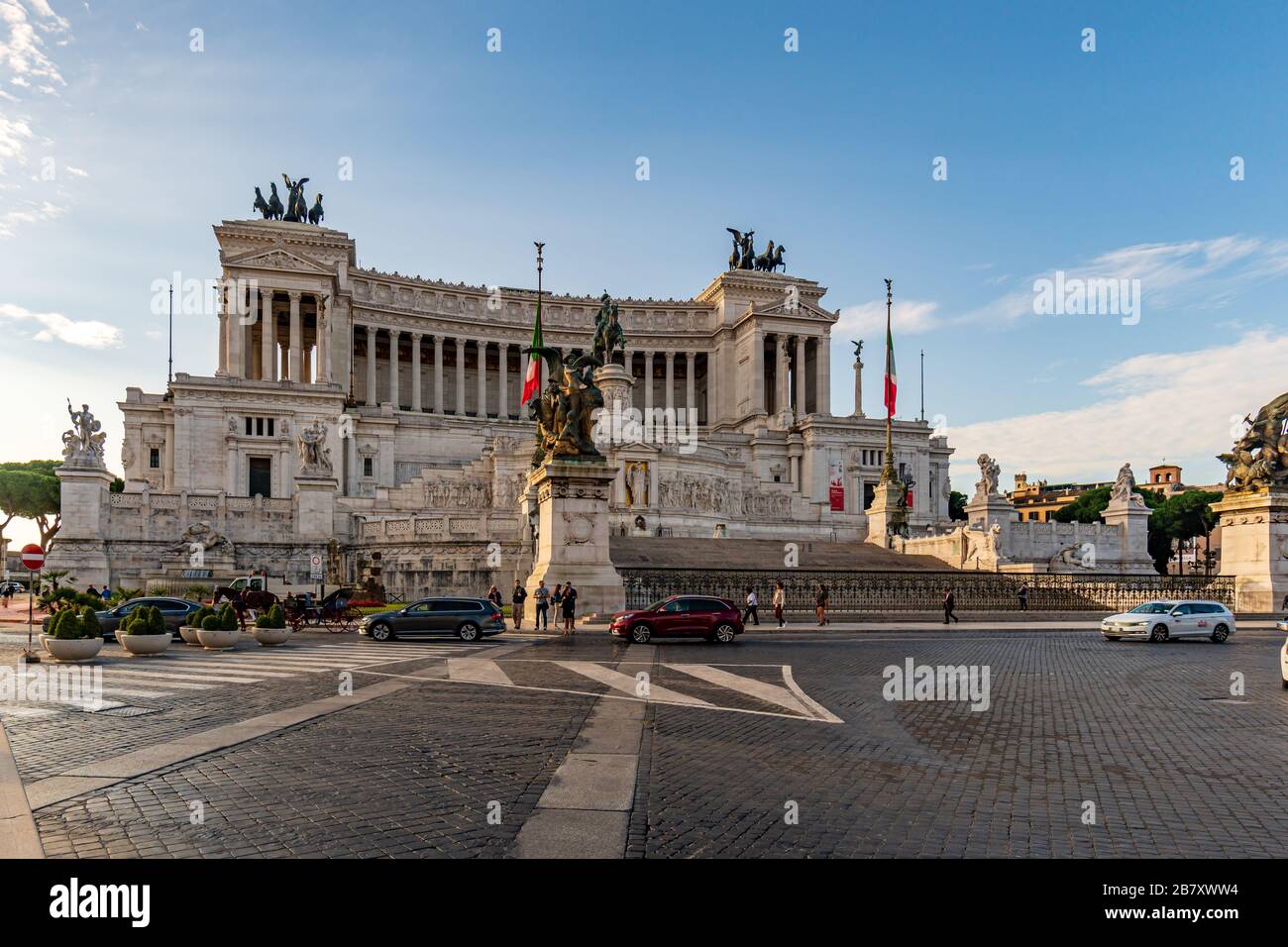 Emanuele italian white building roma vittorio hi-res stock photography ...