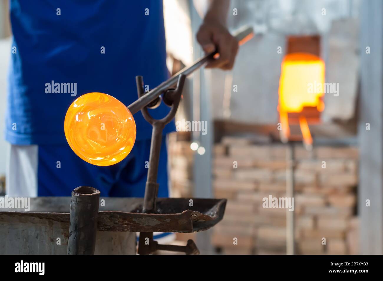 Glass blowing process shaping melted hi-res stock photography and ...