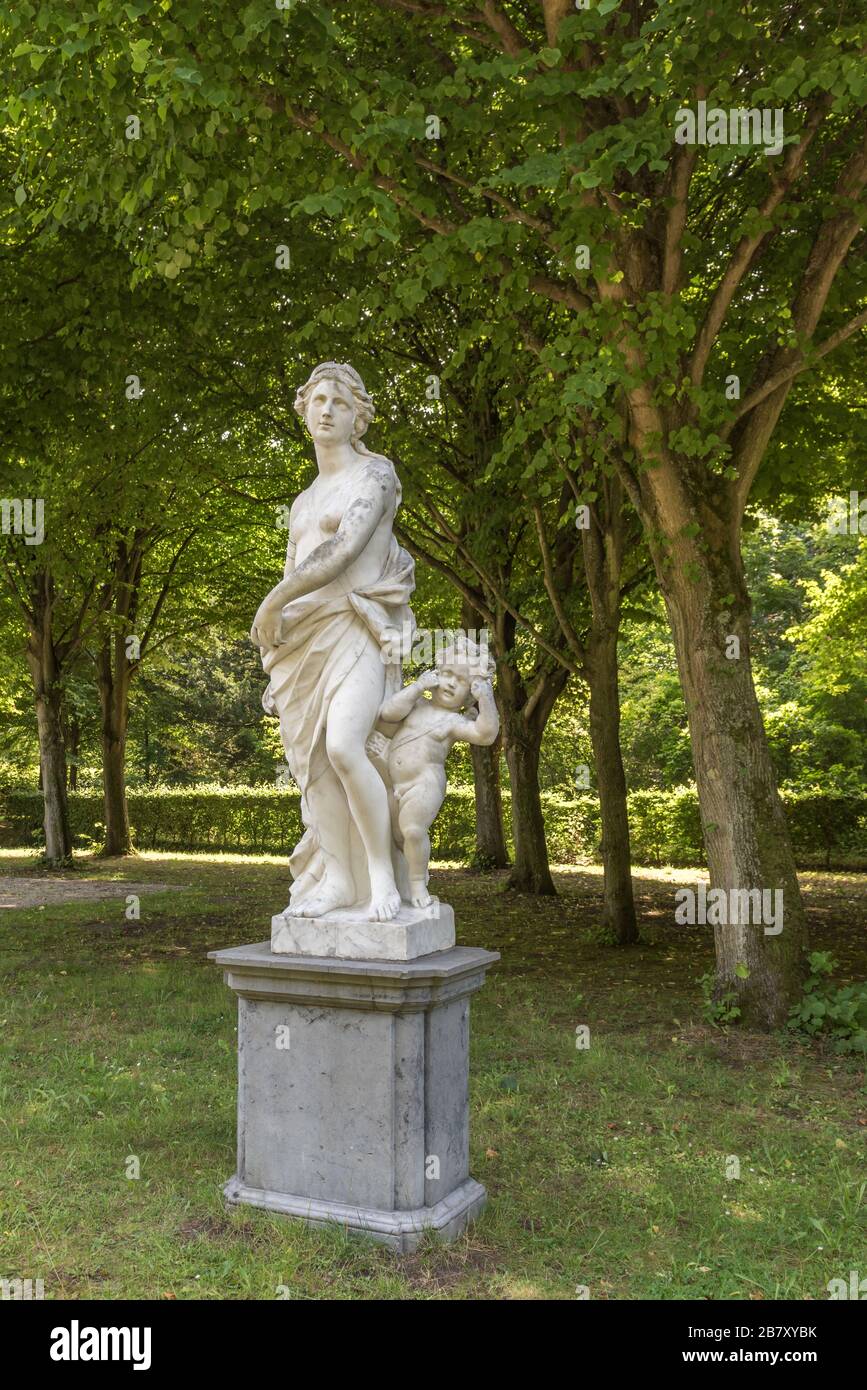 Venus and cupid statue hi-res stock photography and images - Alamy