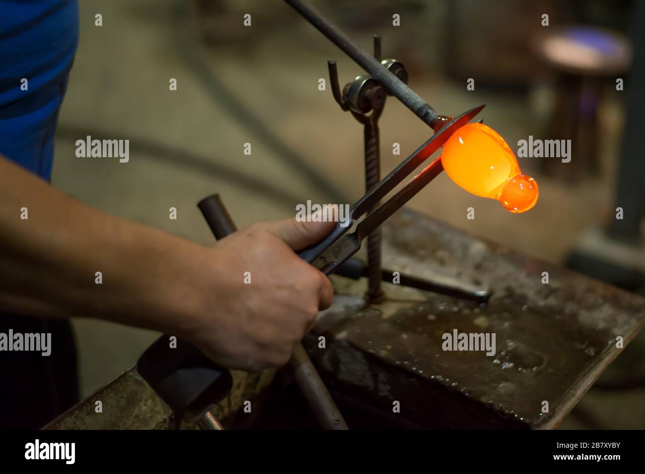 Glass blowing process shaping melted hi-res stock photography and ...