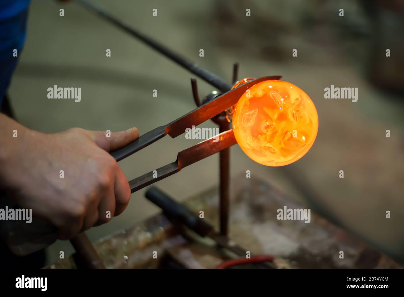 Glass blowing process shaping melted hi-res stock photography and ...