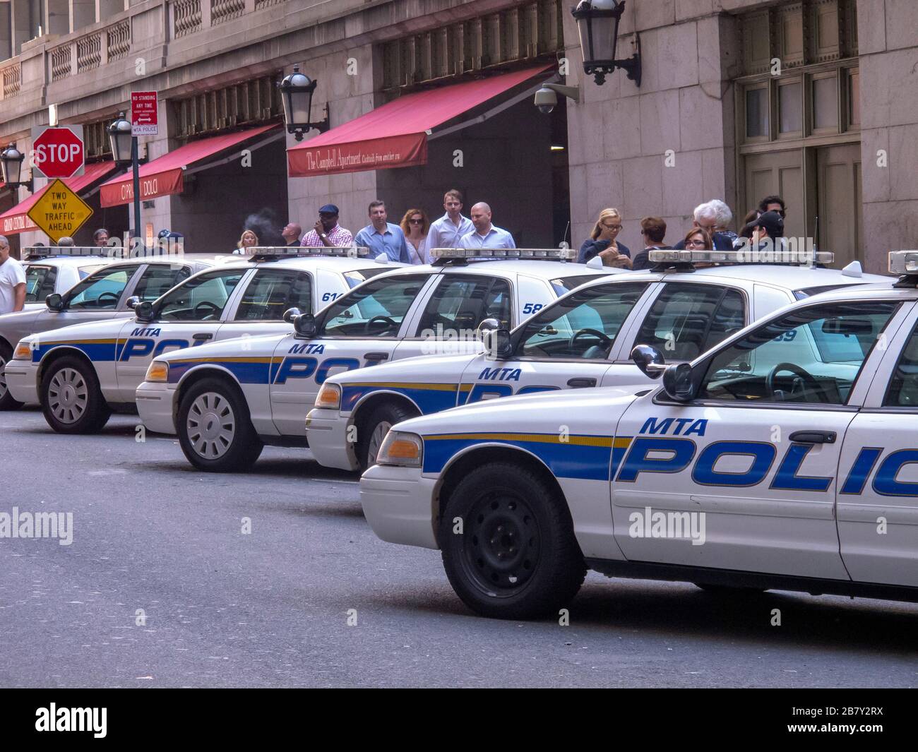 Police officer new york subway hi-res stock photography and images - Alamy