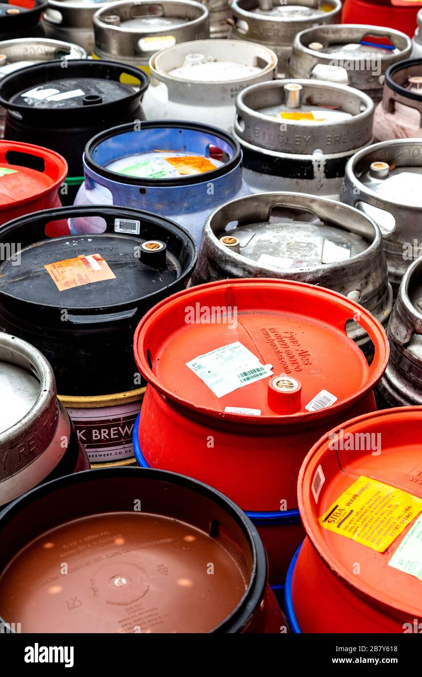 Beer kegs barrels hi-res stock photography and images - Alamy