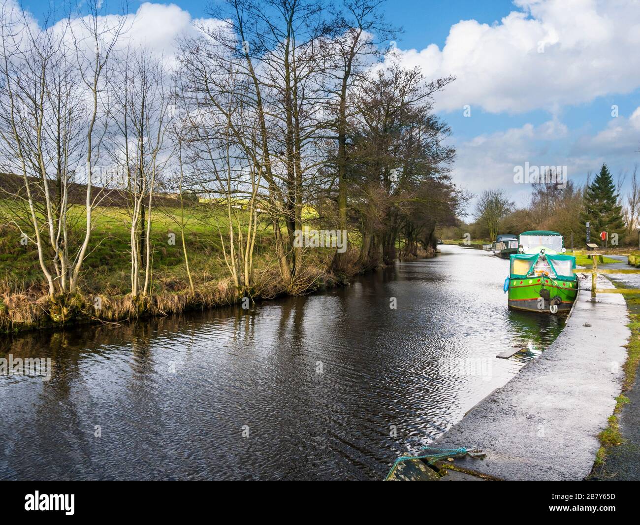 The Leeds Liverpool Canal at Salterforth in the beautiful countryside ...