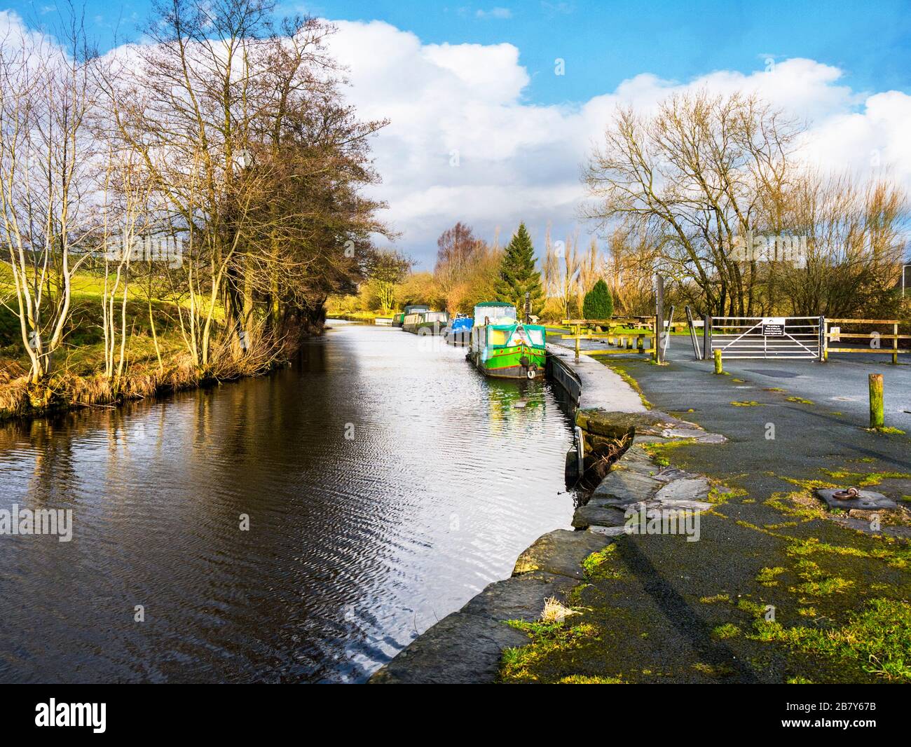 The Leeds Liverpool Canal at Salterforth in the beautiful countryside ...
