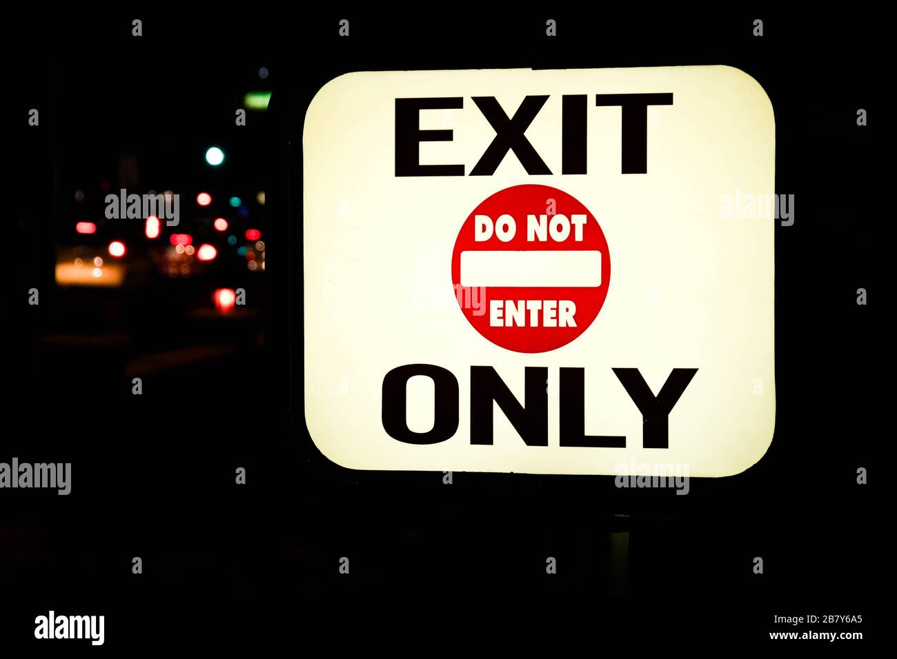 Illuminated no entry sign hi-res stock photography and images - Alamy